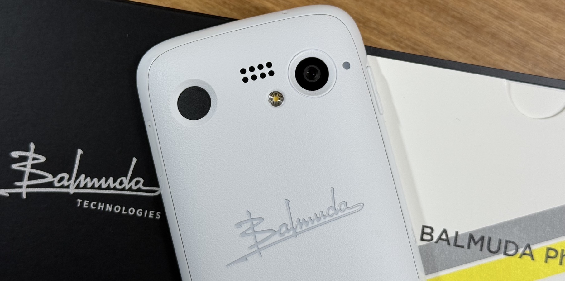 巷で話題の”国産”スマホ。『BALMUDA Phone』を年始に購入したので早速レビュー。 - りんご通信